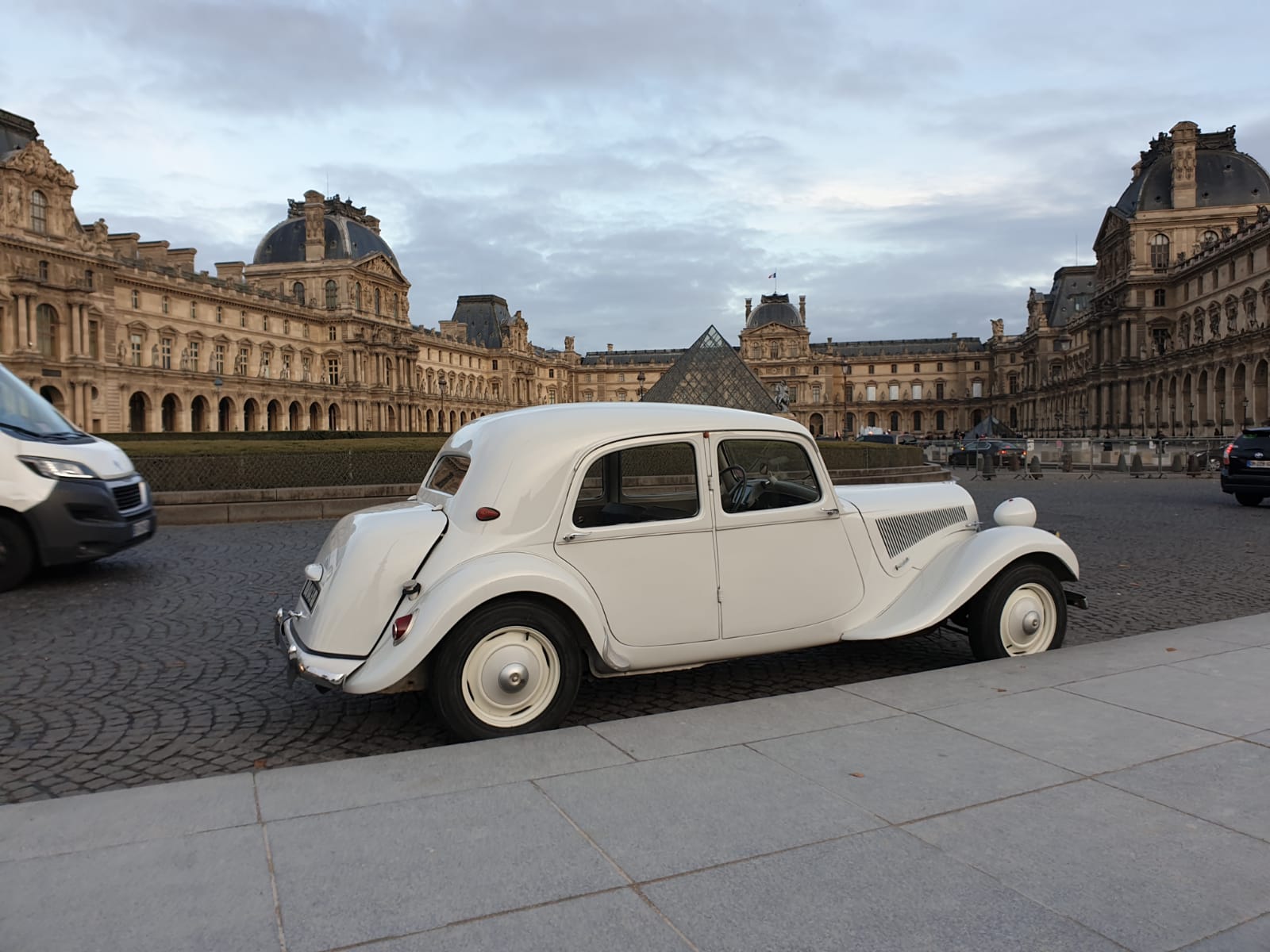 OldtimersParis.com : Vintage Car Paris Tour Photos